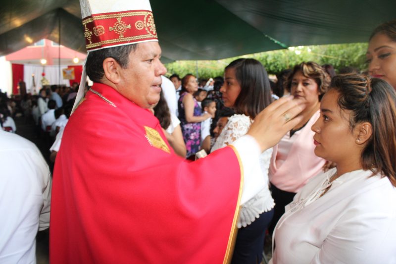 300 católicos,ratifican su fe al recibir el sacramento de la confirmación